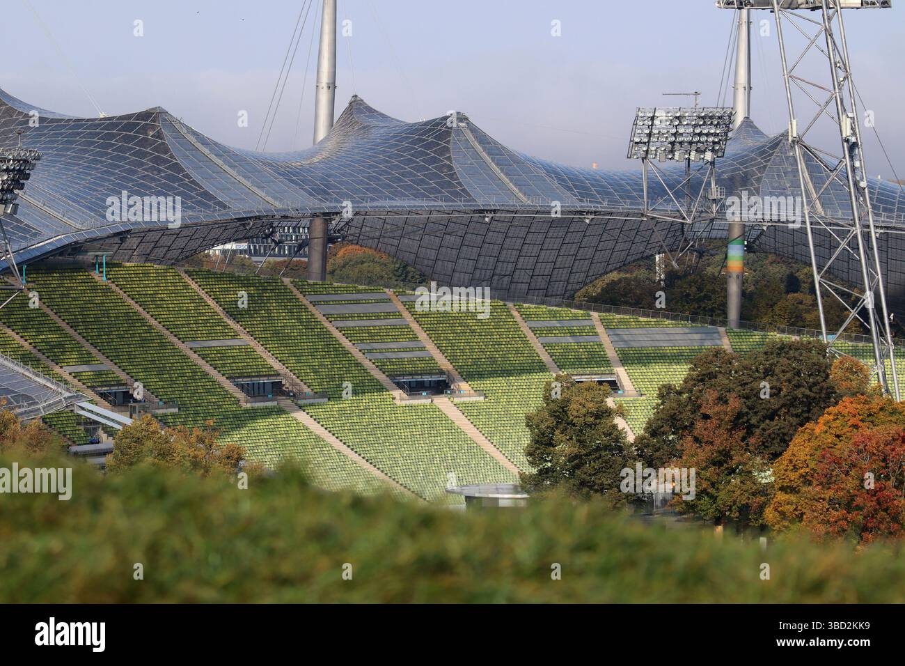 Hier der Blick im Olympiapark München in das Olympiastadion München vom ...