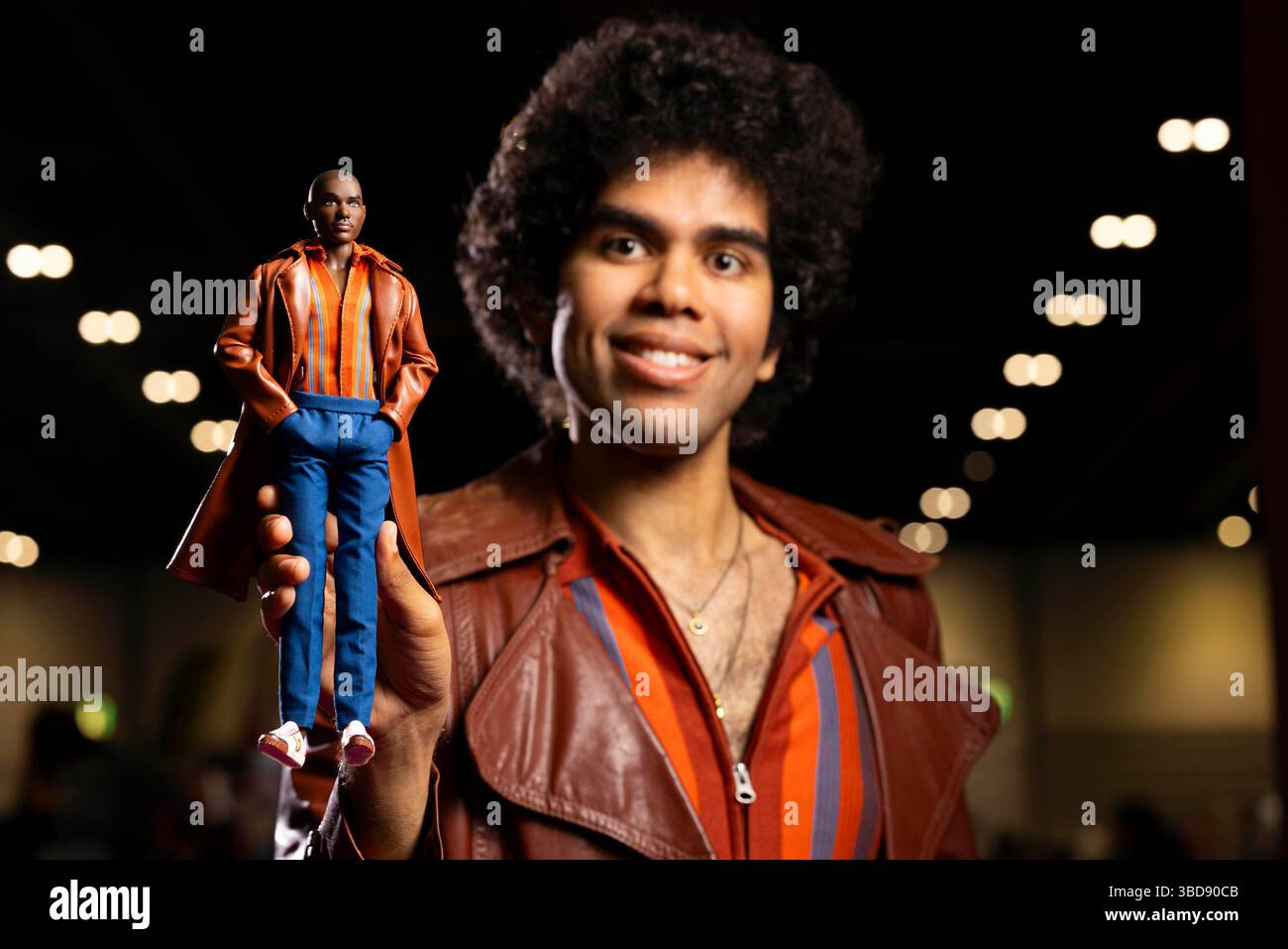 Cosplayer Dominic G Martin mit der Doctor Who Barbie Puppe, im ...