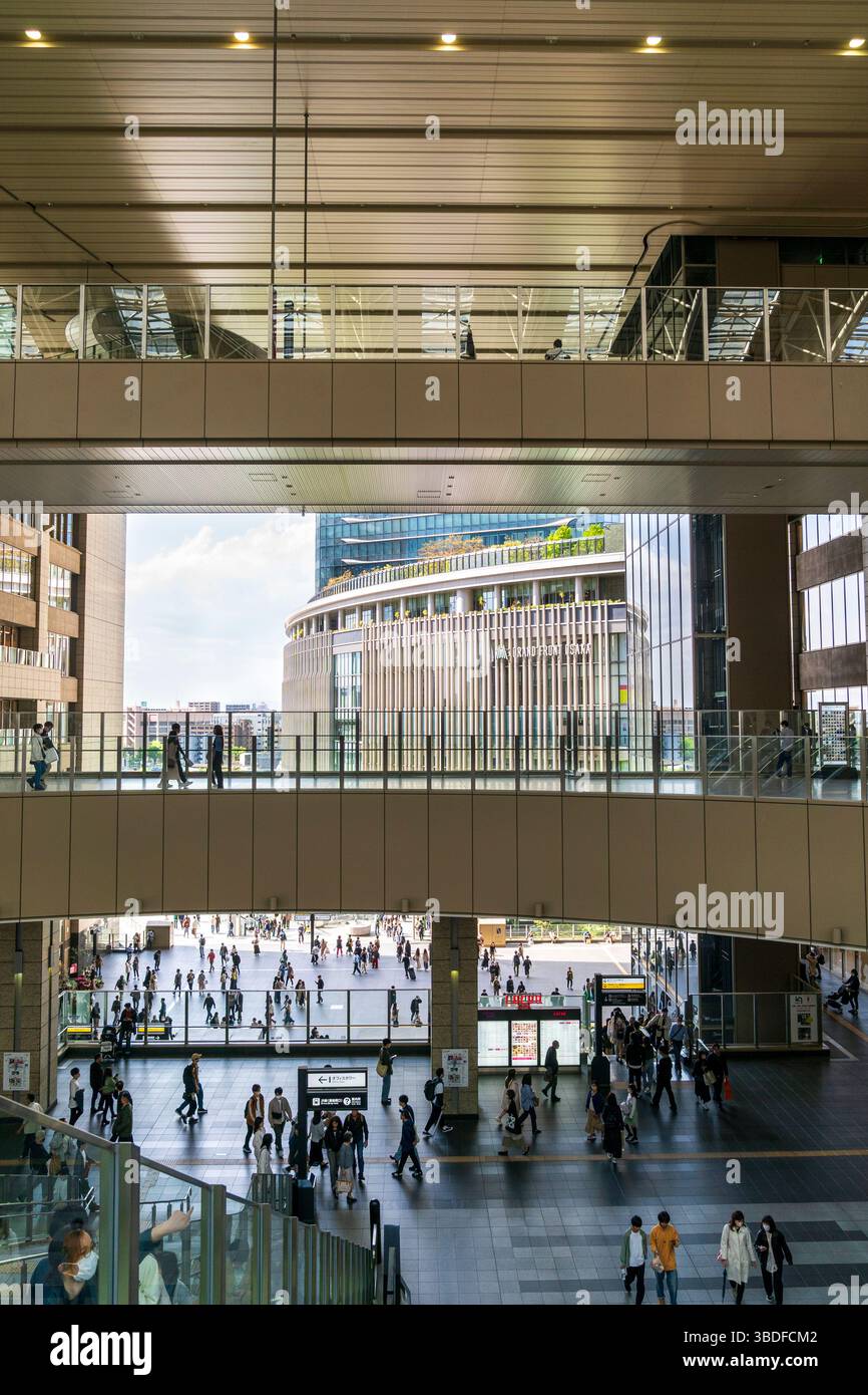 Blick von der Halle im 3. Stock auf den belebten Eingangs-Atrium Plaza ...