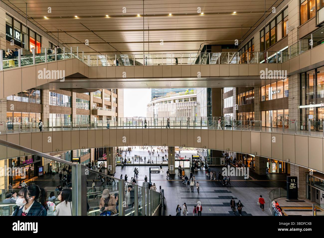 Blick von der Halle im 3. Stock auf den belebten Eingangs-Atrium Plaza ...