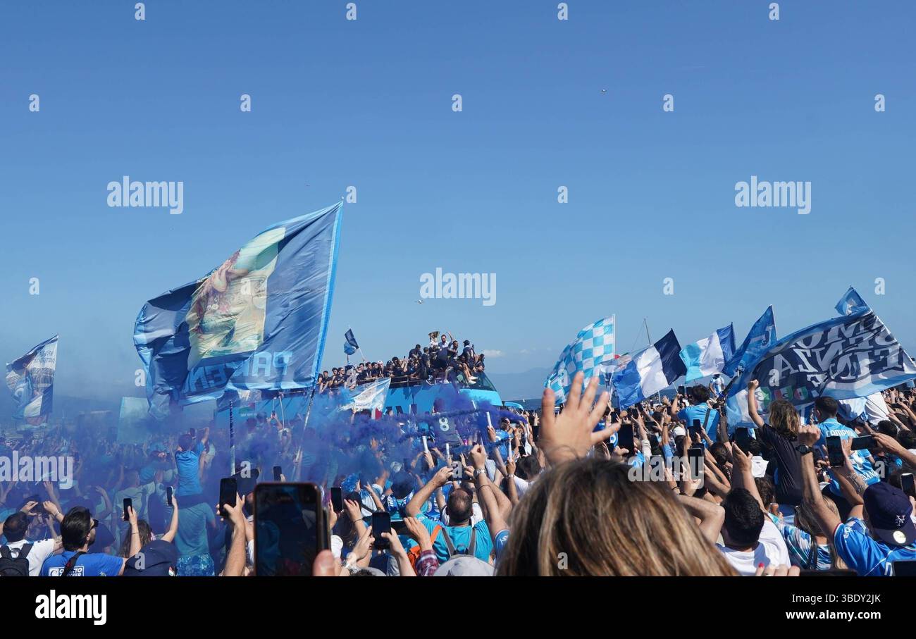 Nachrichten - Napoli Scudetto Feier. Parade des Teams im Bus entlang ...