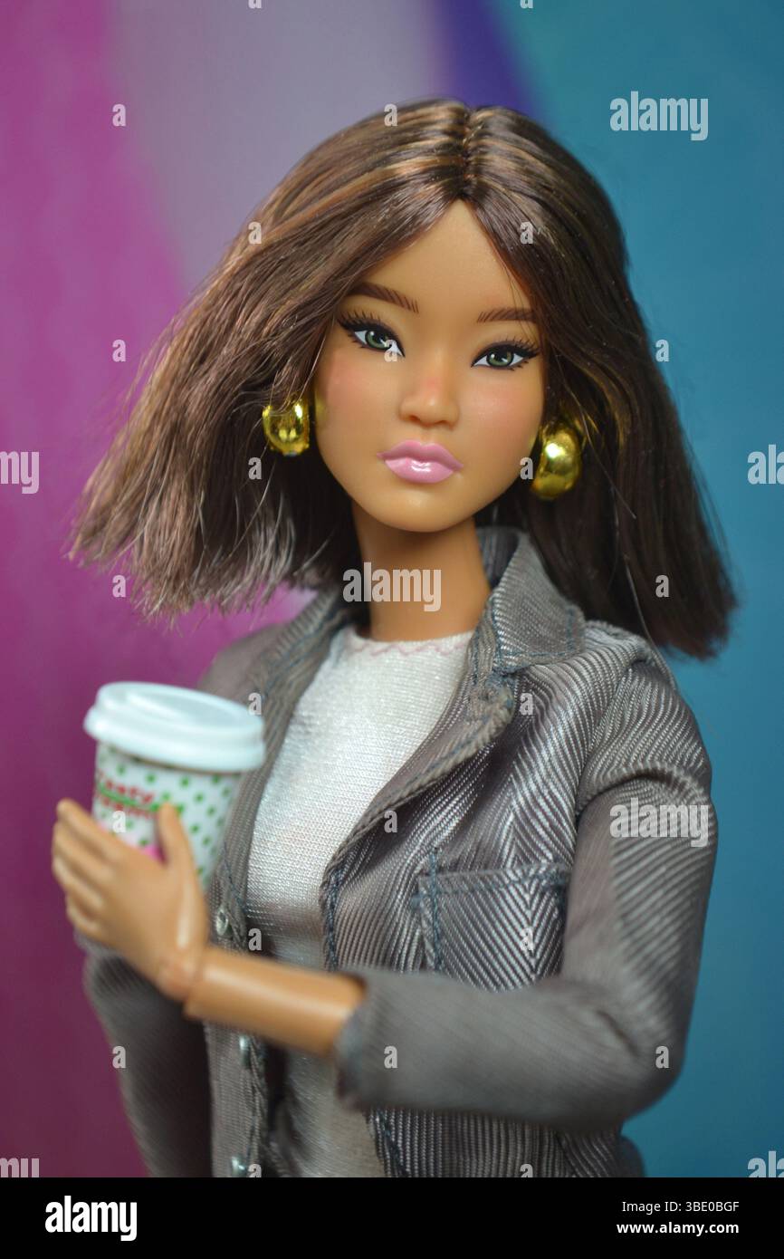 Barbie Signature 2025 BARBIE BASICS Puppe MODEL 1 wurde zum 15 ...