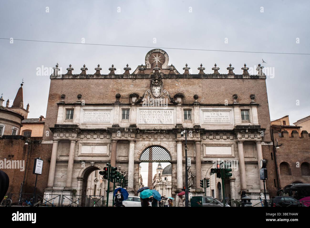 ROM, ITALIEN - 15. JANUAR 2025: Porta del Popolo (porta flaminia) steht ...