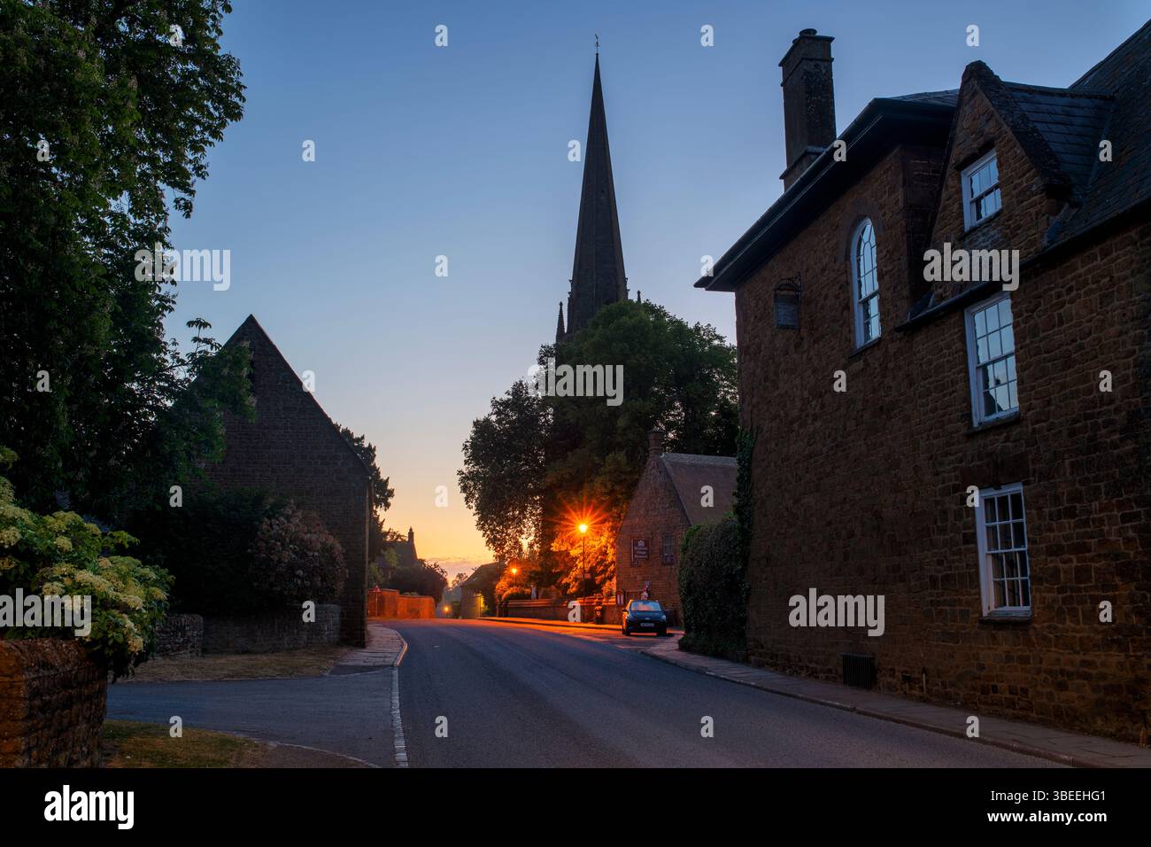 Bloxham Dorf bei Sonnenaufgang im Frühling. Bloxham, Oxfordshire ...