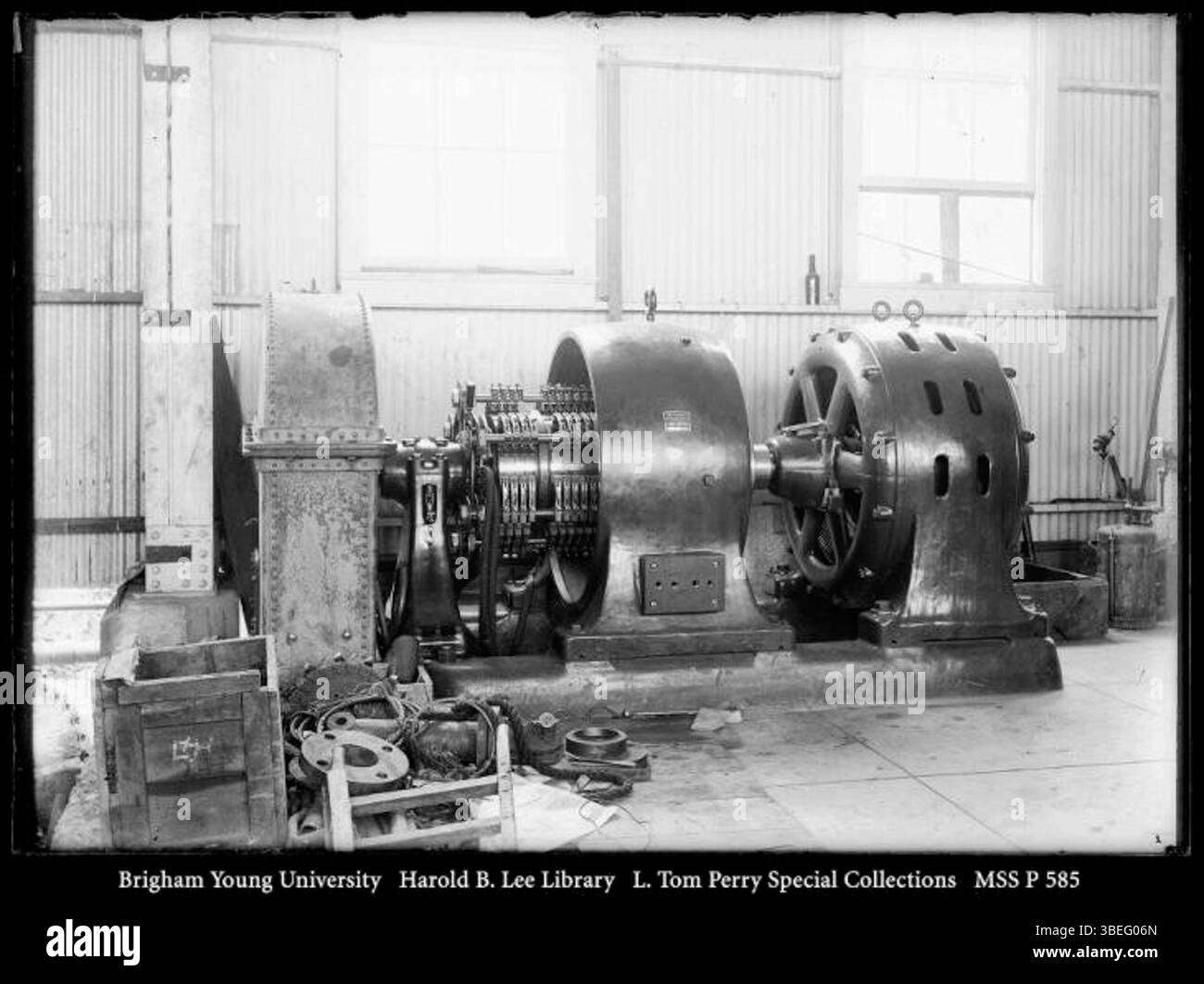 Das 'Electra Power House--D.C. Exciter' von Edith Irvine ist ein Foto ...