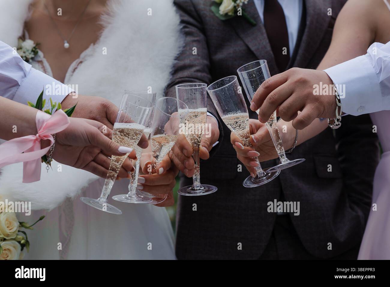 Sektgläser anstoßen -Fotos und -Bildmaterial in hoher Auflösung – Alamy