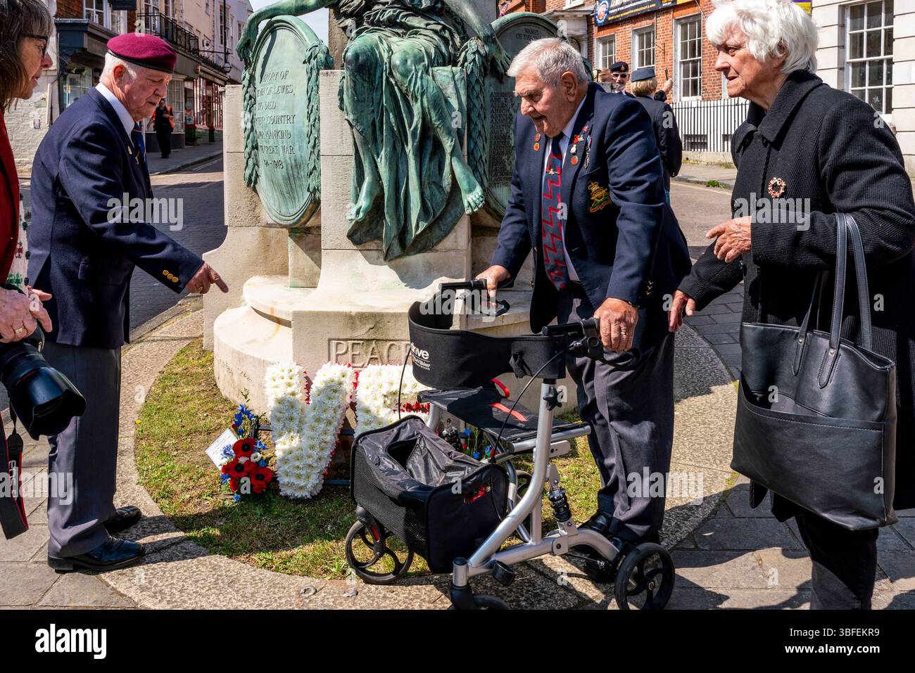 Ehemalige Soldaten versammeln sich am Town war Memorial zum 80. VE Day ...