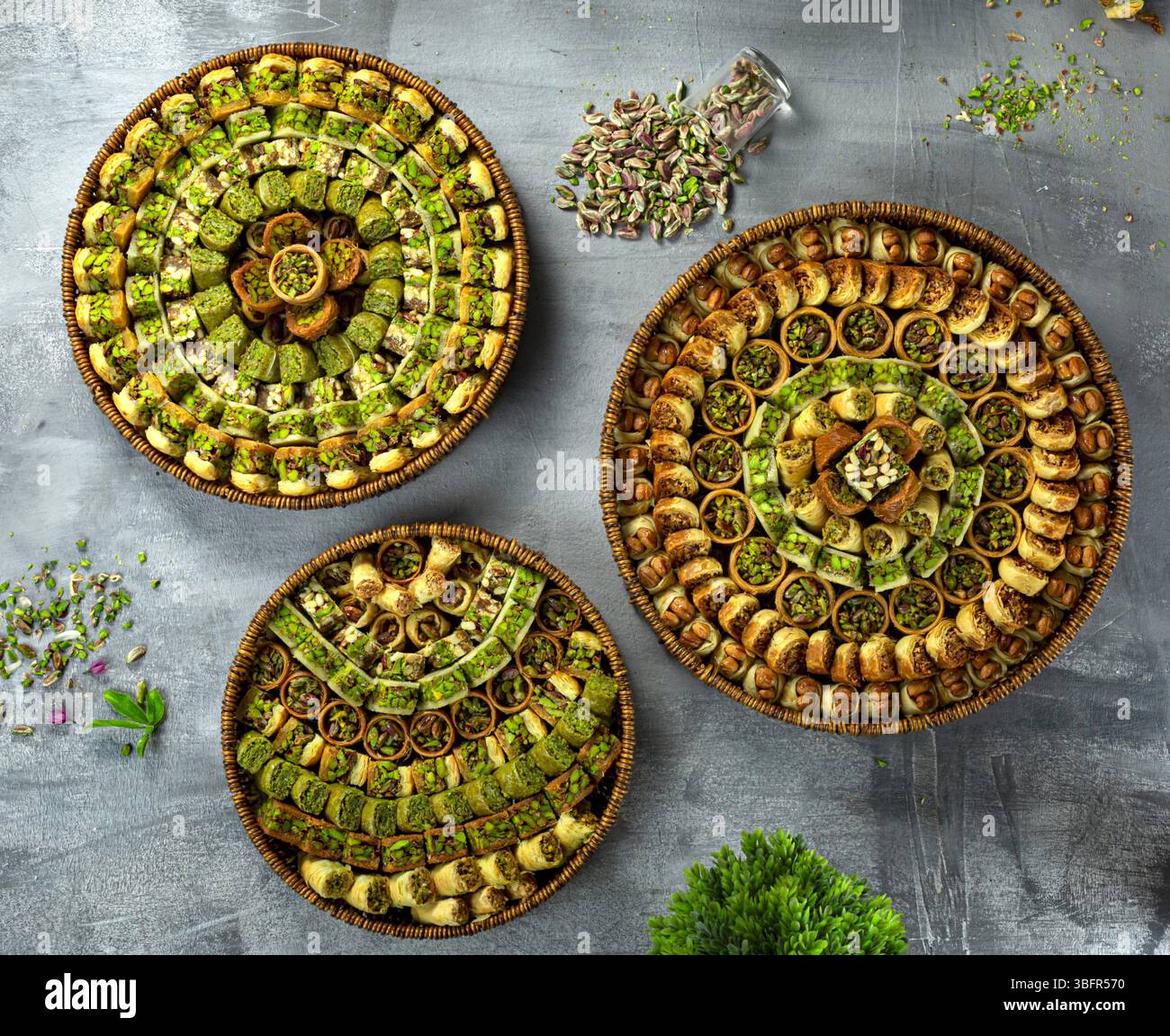 Blick von oben auf ein luxuriöses Sortiment an arabischen Süßigkeiten ...