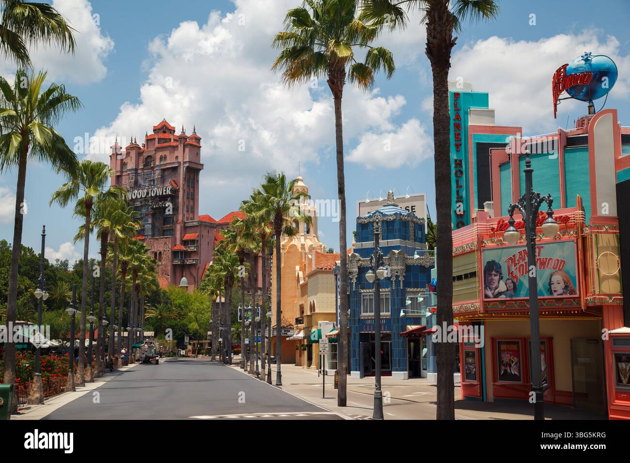 Der Twilight Zone Tower of Terror Ride und das Art Deco Gebäude im ...