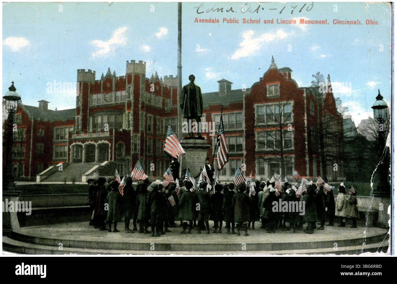 Ein Foto aus dem Jahr 1910, das Kinder zeigt, die sich um das Lincoln ...