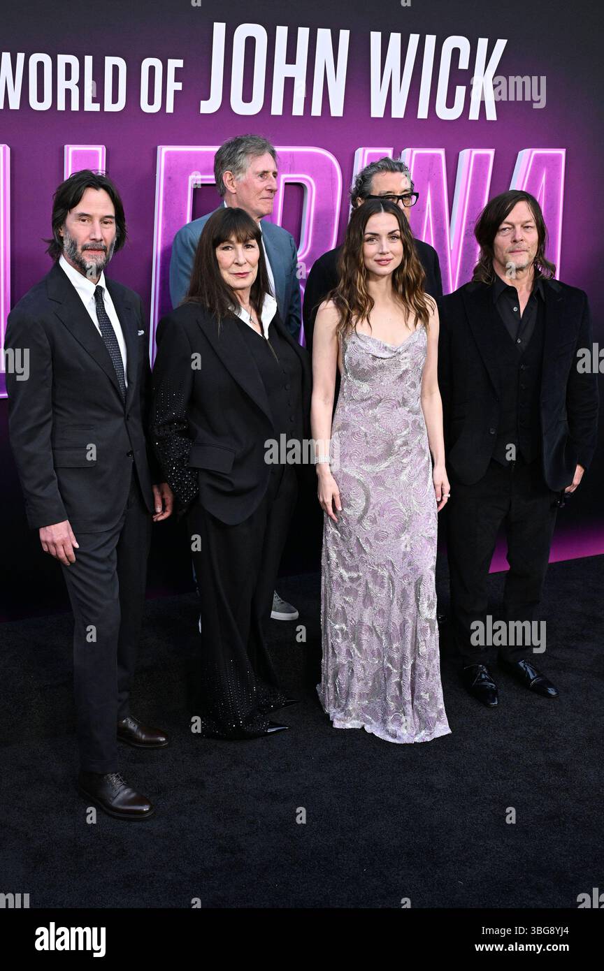 Keanu Reeves, Anjelica Huston, Gabriel Byrne, Ana de Armas, Ian McShane und Norman Reedus beim ...