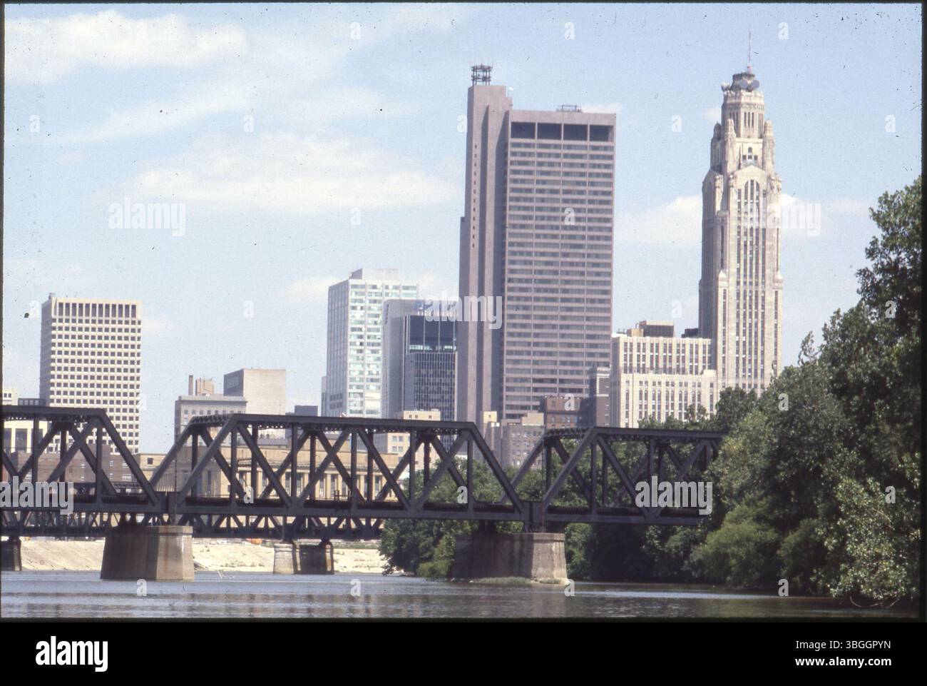 Ein Blick von 1985 nach Osten vom Scioto River in Richtung Innenstadt ...