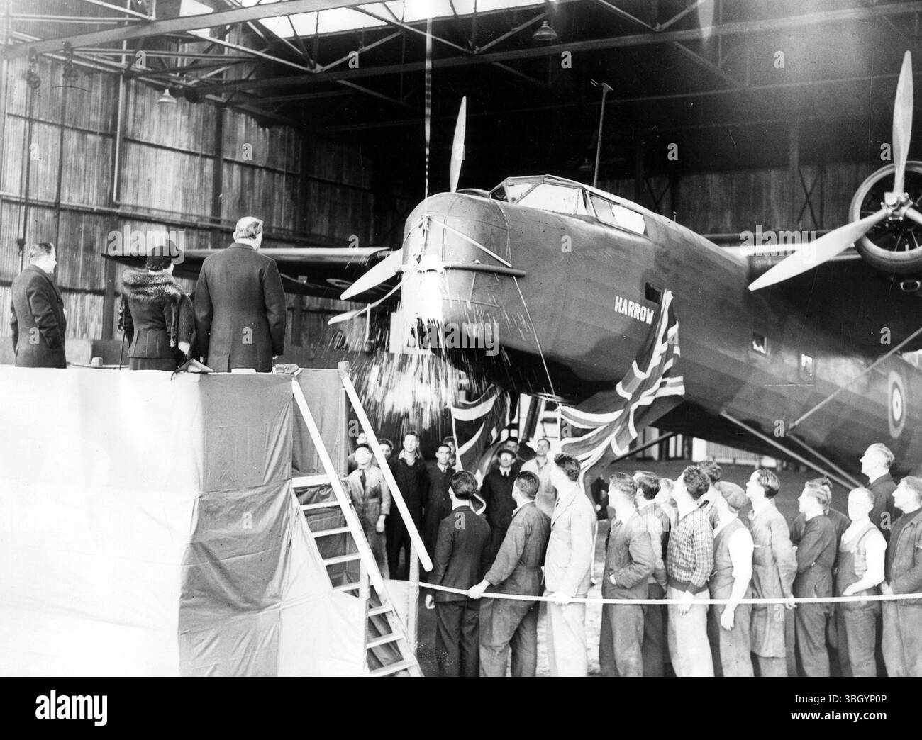 Die Mayoress von Harrow Mrs. G Forbes tauft den neuen schweren Bomber ...