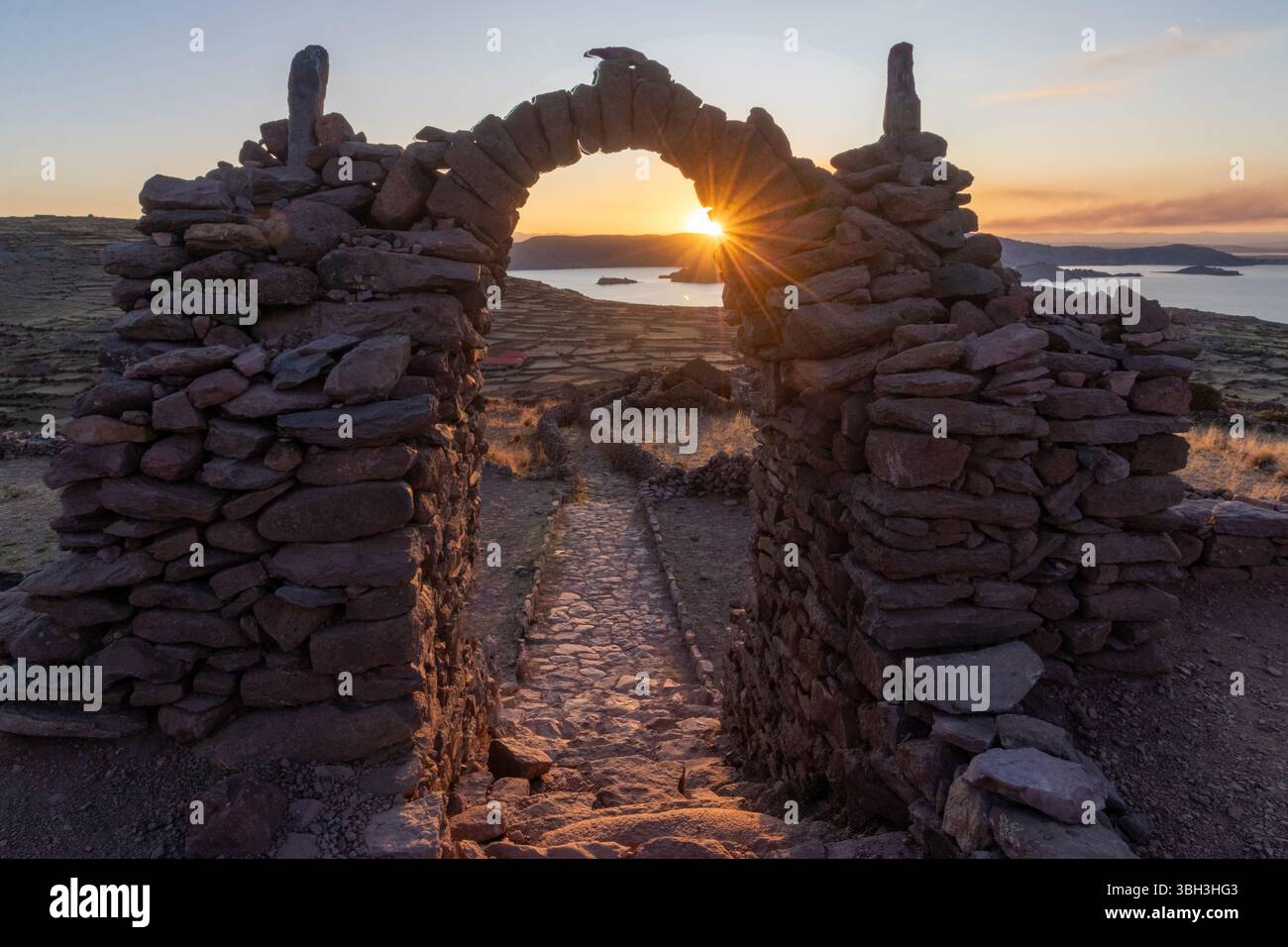 Blick bei Sonnenuntergang auf ein Steintor auf dem Pachatata-Hügel auf ...