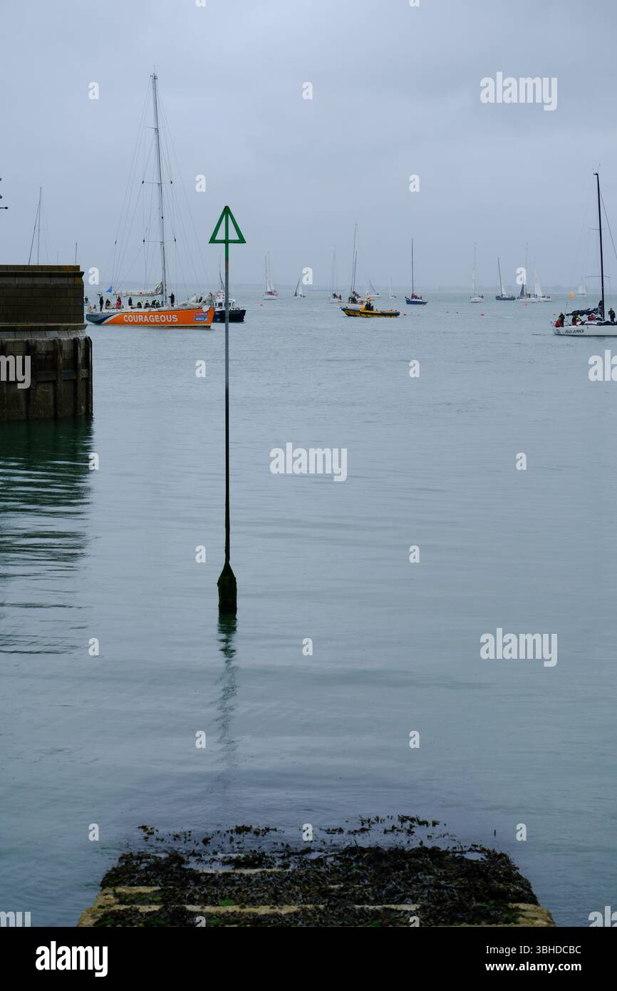 07. Juni 2025 - Cowes, Isle of Wight - Rennboote und Yachten am Ende ...