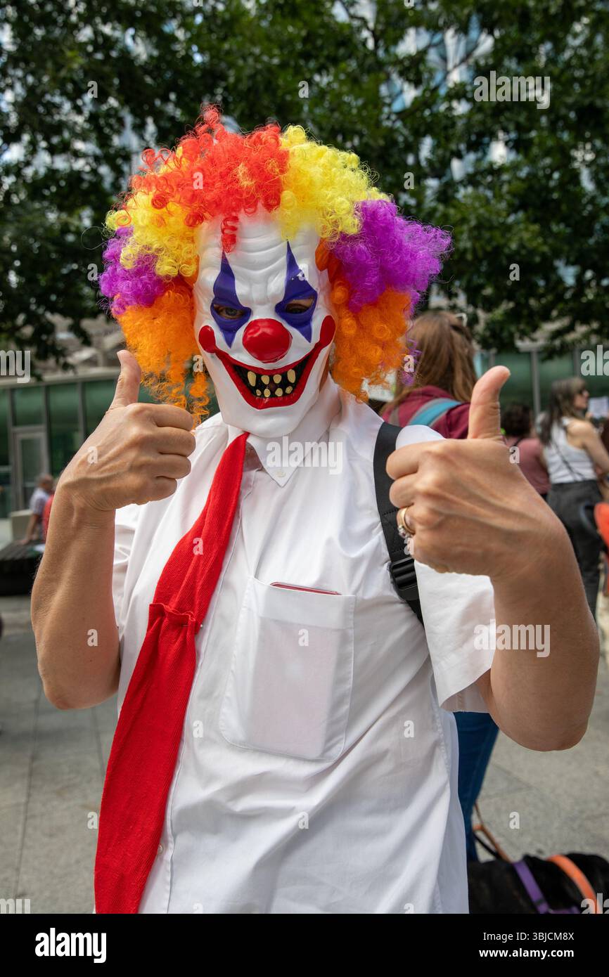 London, Großbritannien. Juni 2025. Ein als Clown gekleideter ...
