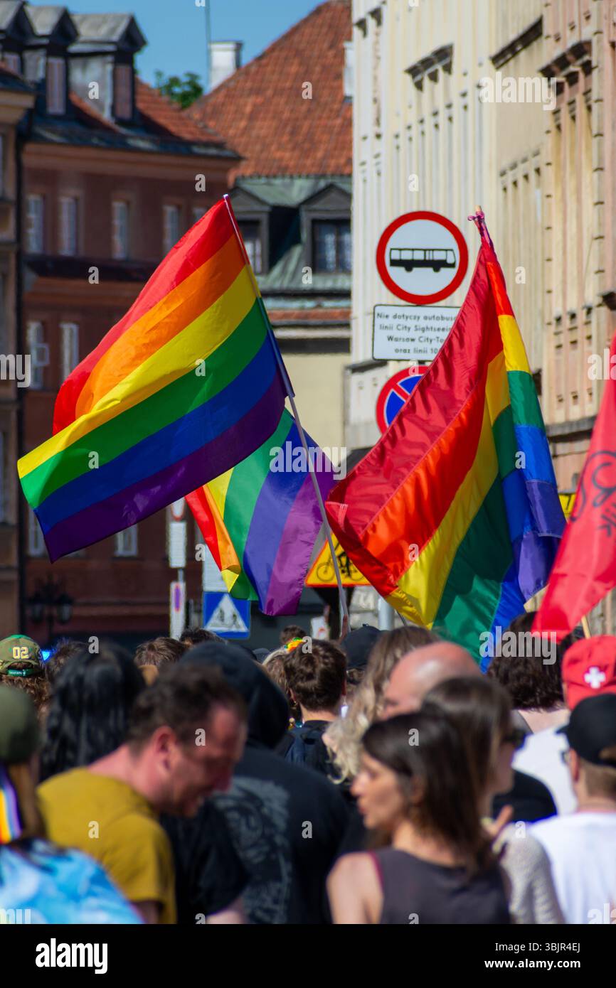 Die Teilnehmer der Warschauer Pride Parade wehen Regenbogenfahnen ...