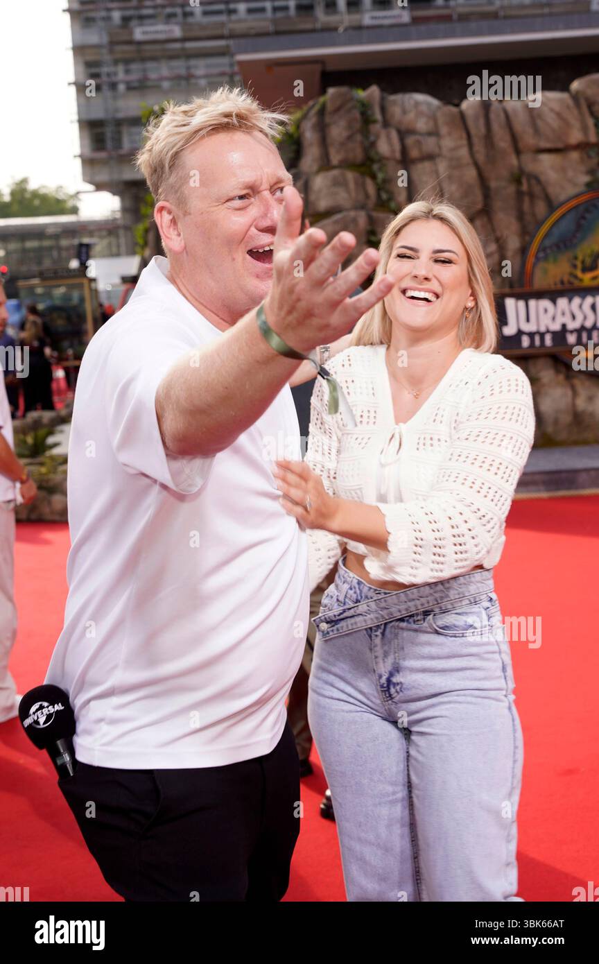 Jens Knossalla und Lia Mitrou bei der Premiere des Kinofilms 'Jurassic ...