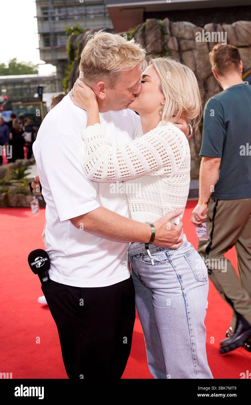 Jens Knossalla und Lia Mitrou bei der Premiere des Kinofilms Jurassic ...