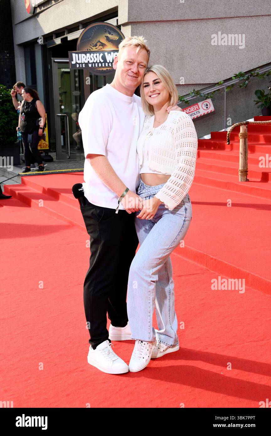 Jens Knossalla und Lia Mitrou bei der Premiere des Kinofilms 'Jurassic ...