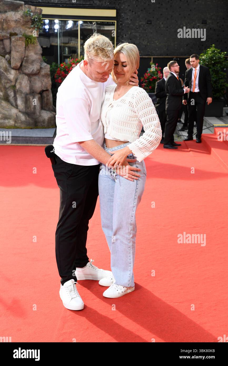 Jens Knossalla und Lia Mitrou bei der Premiere JURASSIC WORLD: DIE ...