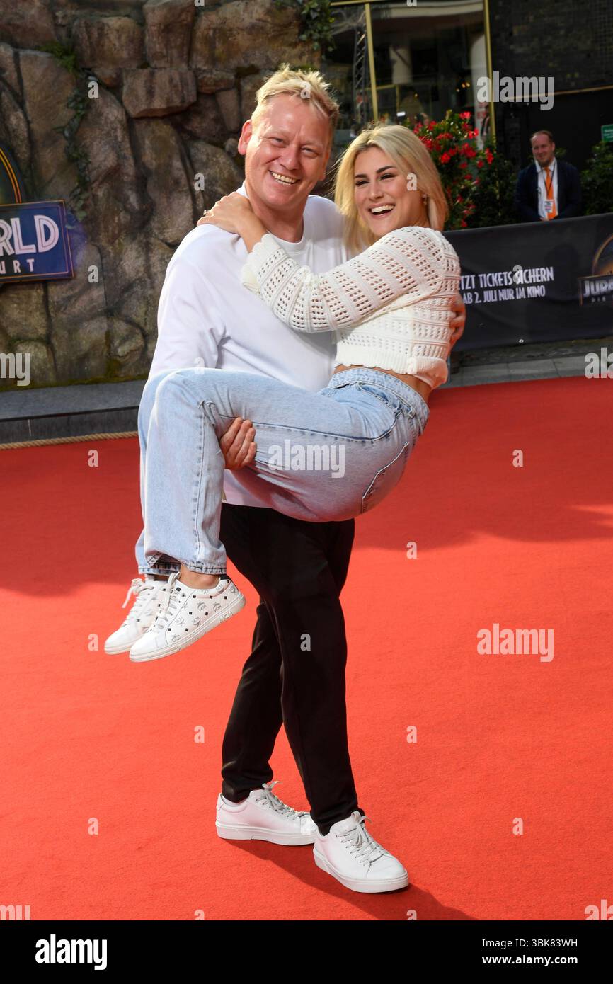 Jens Knossalla und Lia Mitrou auf dem roten Teppich bei der Deutschland ...