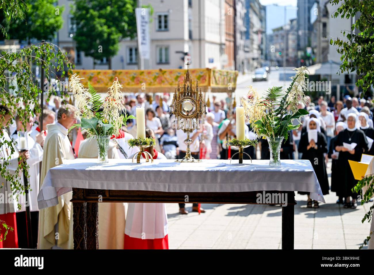 Domplatz Linz, neuer Dom, Mariendom 19.06.2025, LINZ, AUT, Mariendom, neuer Dom, Domplatz ...