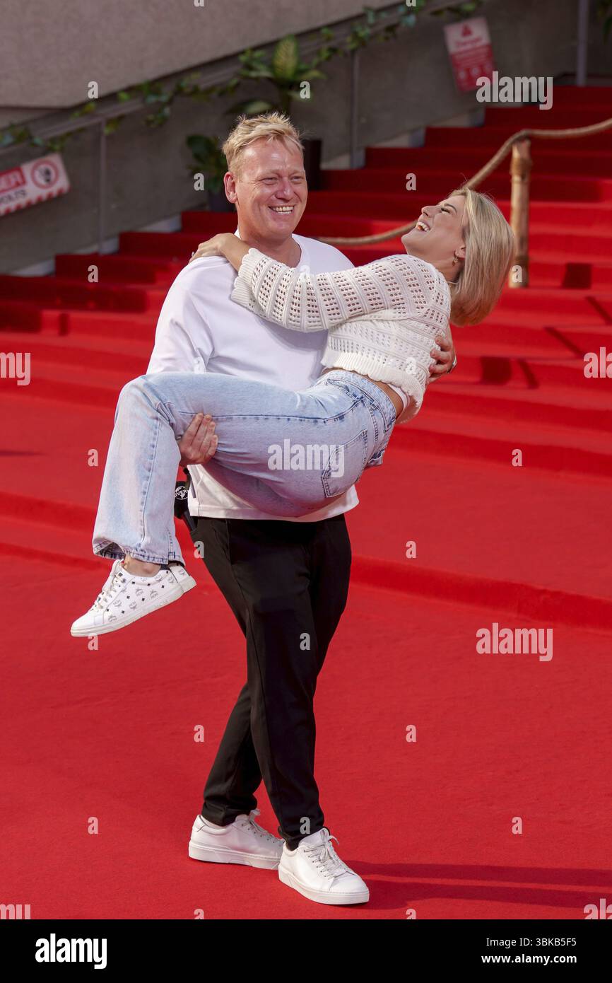 Jens Knossi Knossalla mit Freundin Lia Mitrou (Influencer) bei der ...