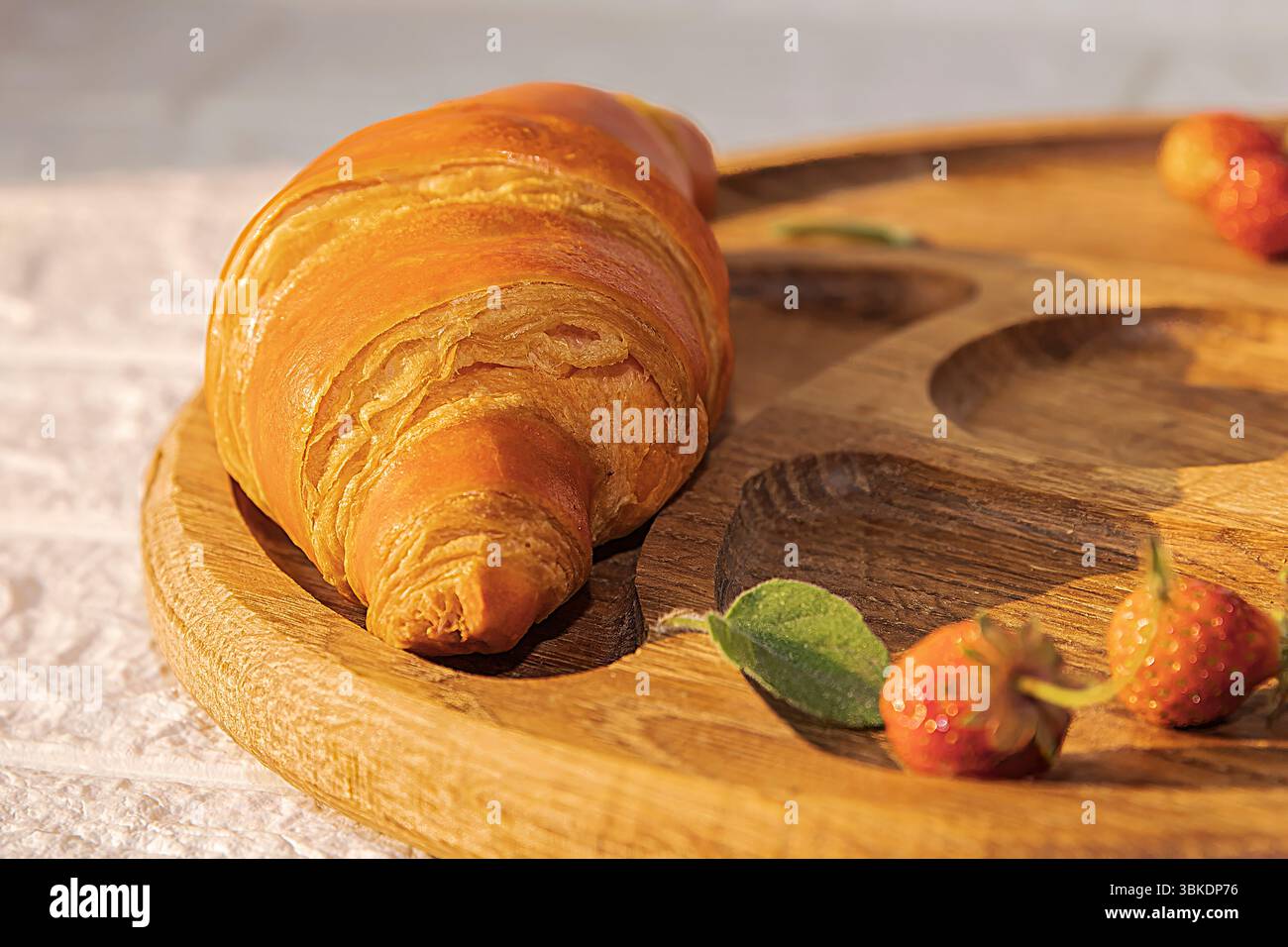 Rundes croissant mit erdbeeren -Fotos und -Bildmaterial in hoher ...