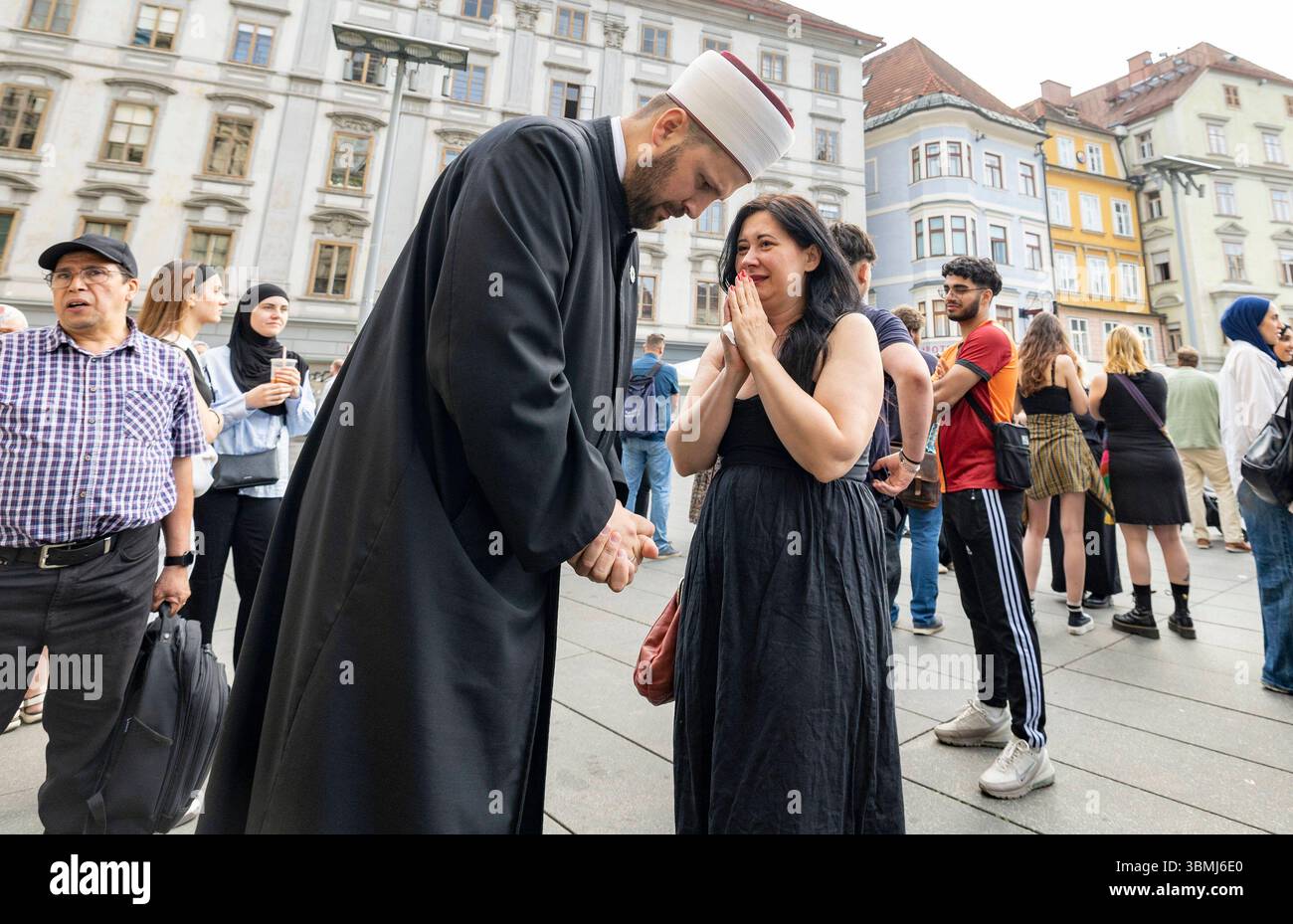 Imam Fikret Fazlic mit einer Trauernden bei der Trauerfeier am Grazer ...