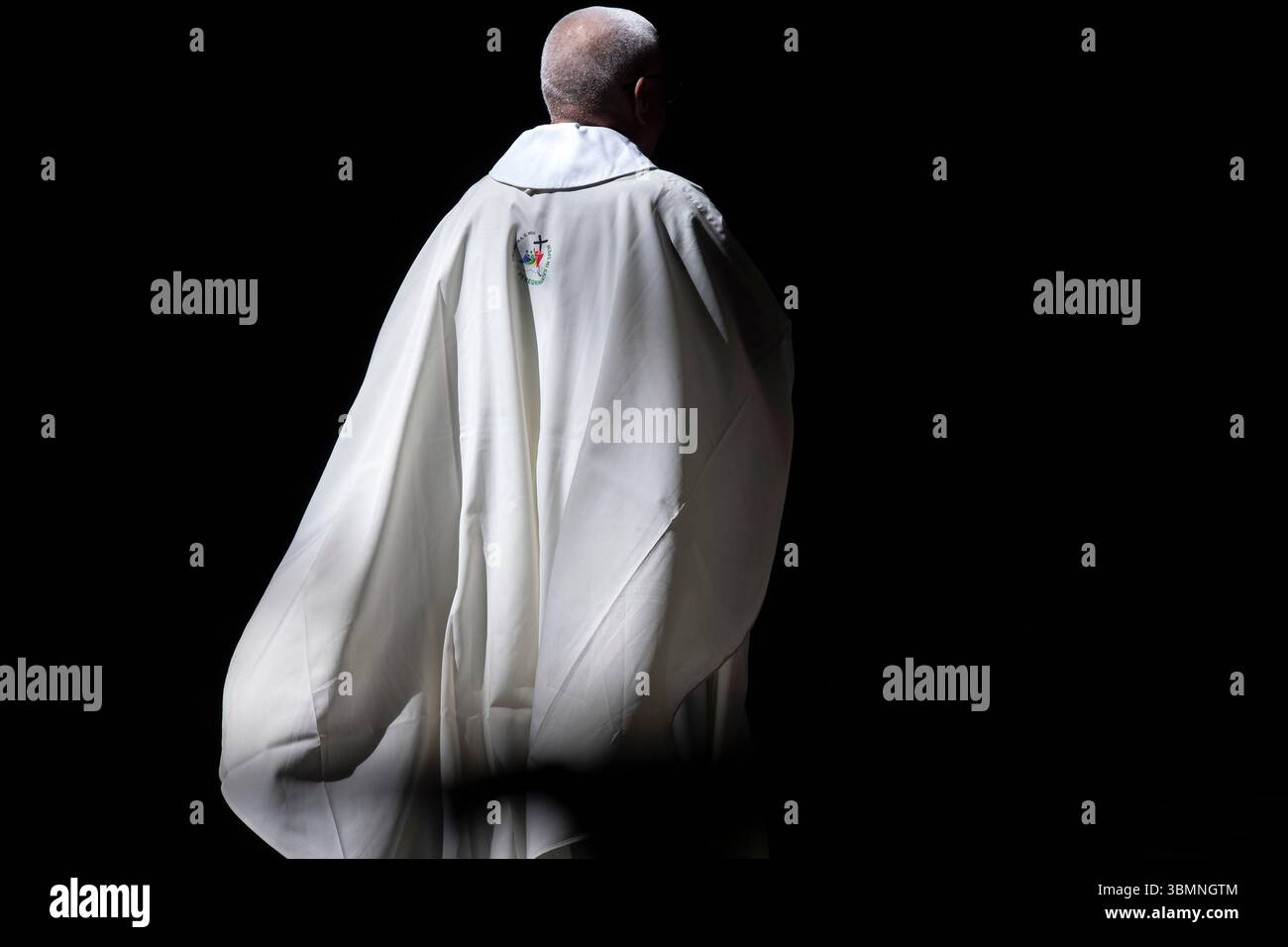 Vatikanstadt, Vatikan. Juni 2025. Ein Priester nimmt an einer heiligen ...