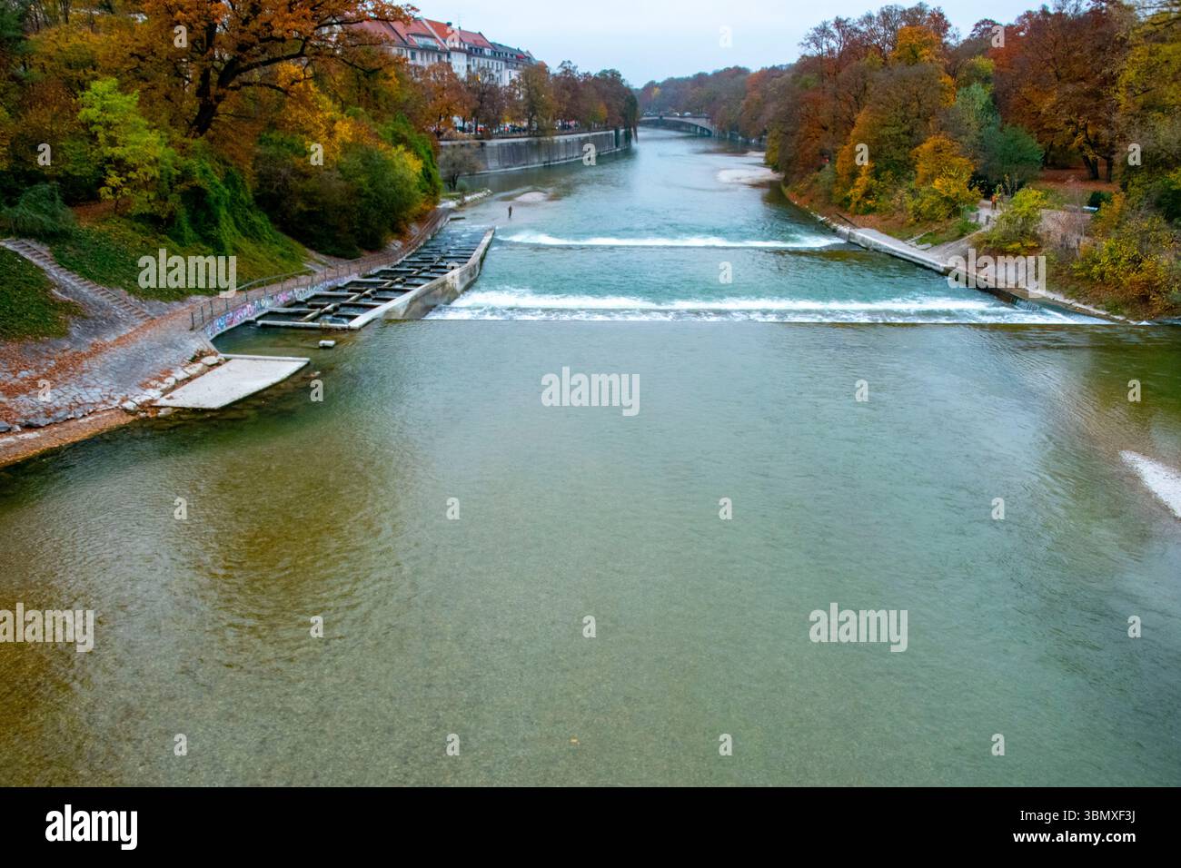 Isar river autumn in munich -Fotos und -Bildmaterial in hoher Auflösung ...