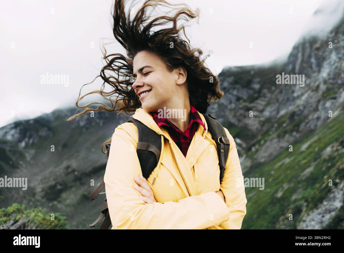 Haare wehen auf wind -Fotos und -Bildmaterial in hoher Auflösung – Alamy