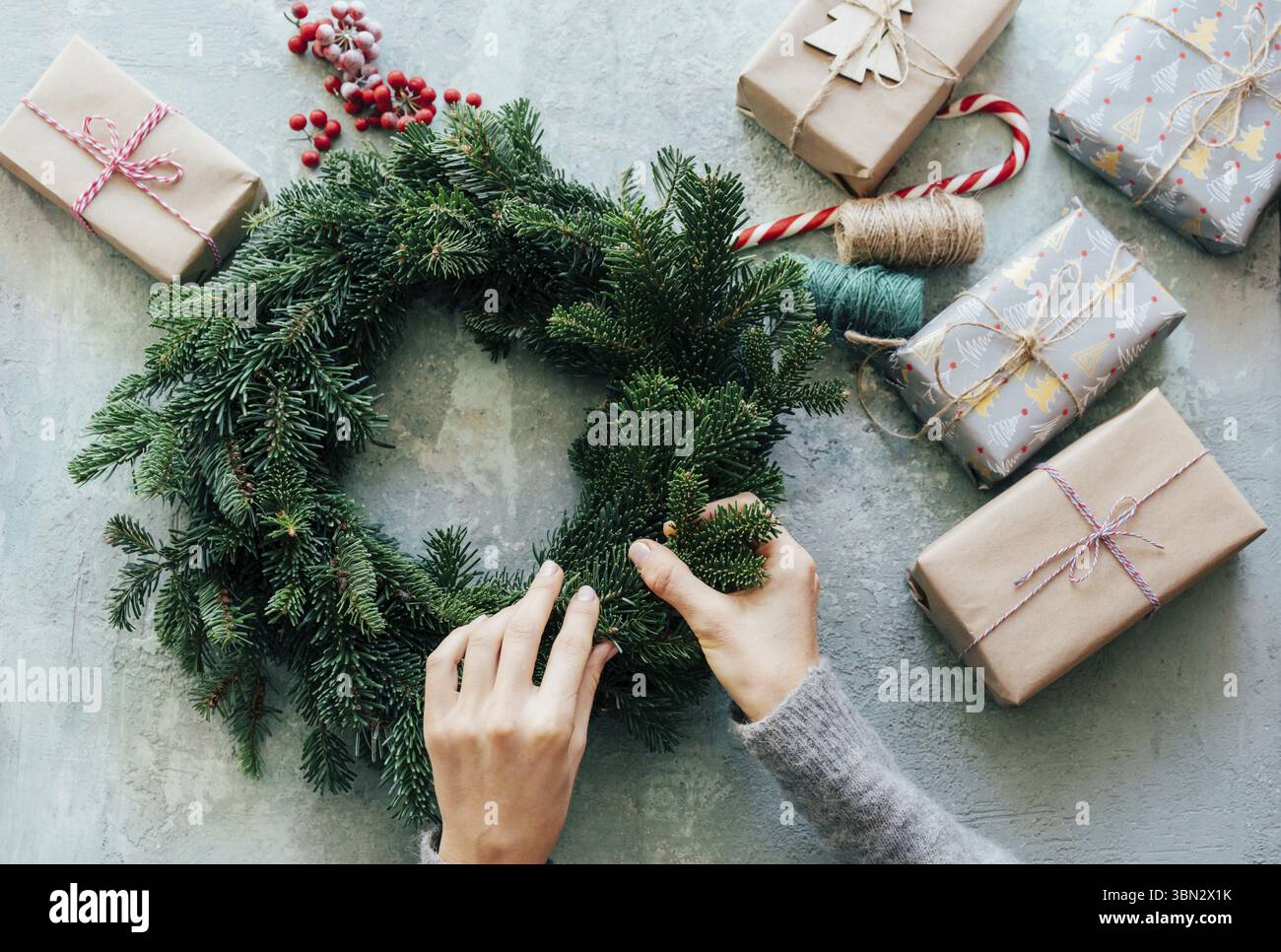 Blick von oben auf die weihnachtsdekoration, weibliche elegante Hände ...