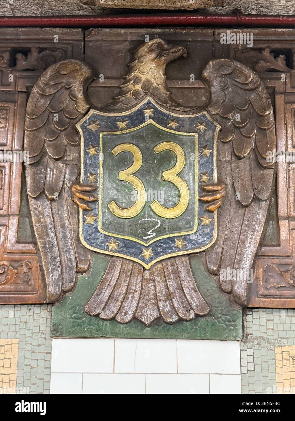 Adler wie diese säumen den Bahnsteig der 33rd Street 6 Station, eine ...
