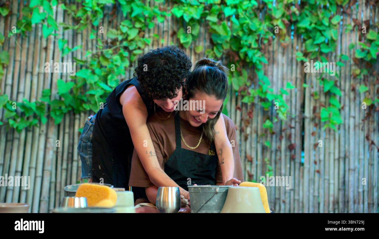 DAS ULTIMATUM: QUEER LOVE, von links: Bridget Matloff, Ashley Johnson ...