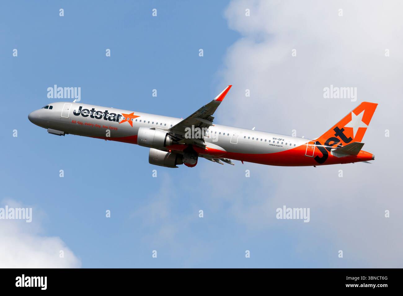Ein australian Jetstar Airways Airbus A321LR NEO startet vom Flughafen ...