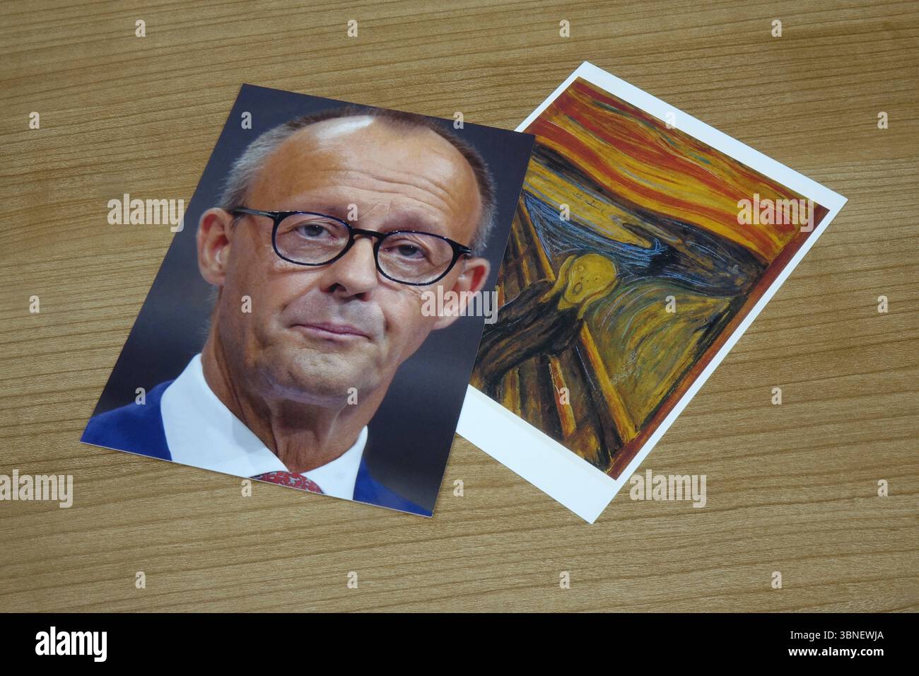 Porträt von Friedrich Merz mit Kunstpostkarte der Schrei von Edvaed ...