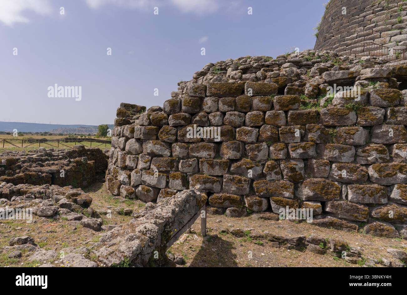 Blick auf Nuraghe Santu Antine, prähistorischer Steinturm in der ...