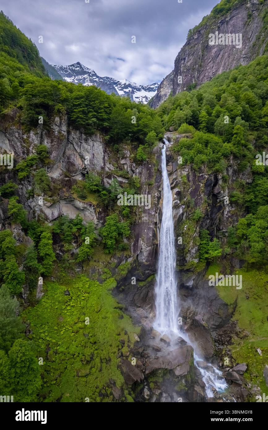 Blick aus der Vogelperspektive auf den Foroglio-Wasserfall und die ...