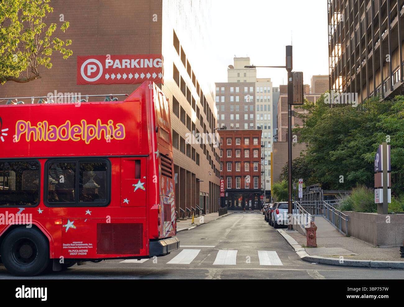 Blick auf einen Parkplatz mit Tourbus bei Sonnenuntergang im Zentrum ...