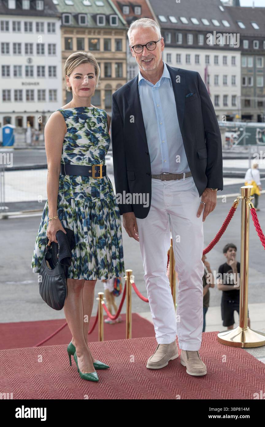 Sabine Stetter und Bernd Döpke bei der Ankunft zum Event Oper für alle ...