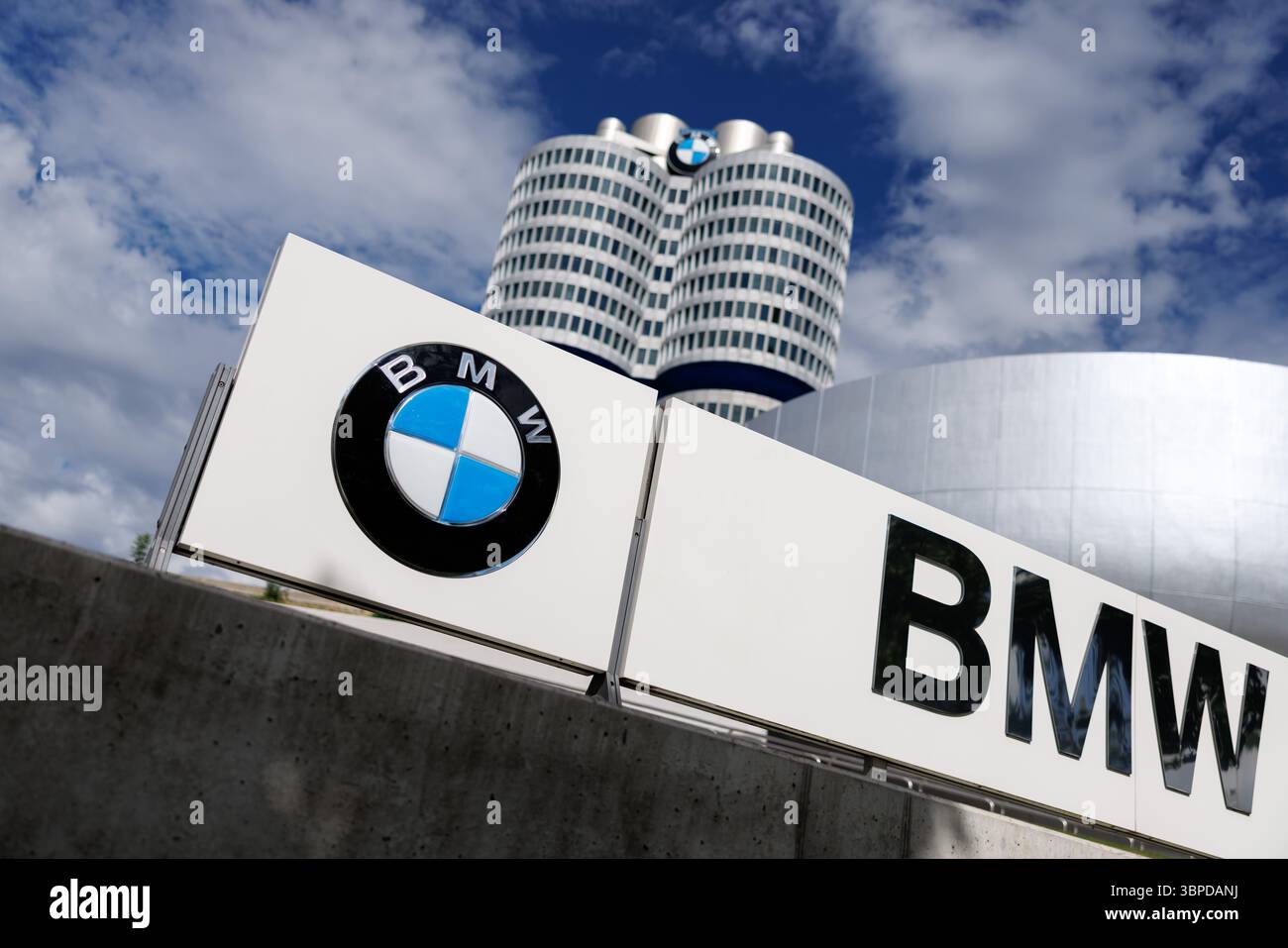 07. Juli 2025, Bayern, München: Das BMW Markenlogo ist am 7. Juli 2025 ...