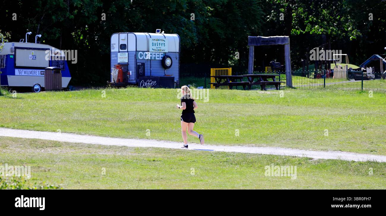 Blonde Frau, die auf einem Pfad im Cosmeston Lakes and Country Park ...