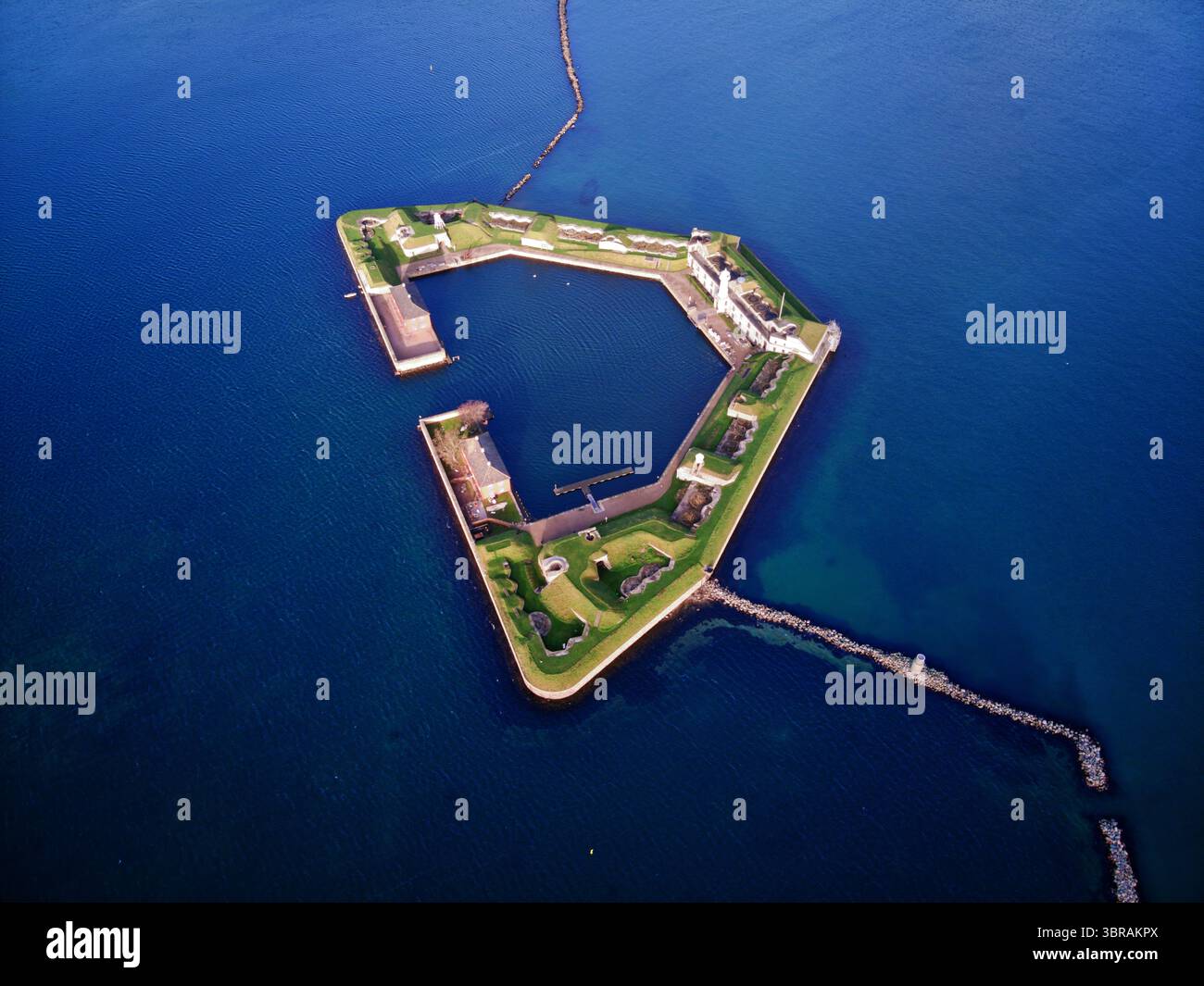 Aus der Vogelperspektive auf Kastellets sternförmige Festung, umgeben von tiefblauem Wasser, ein ...