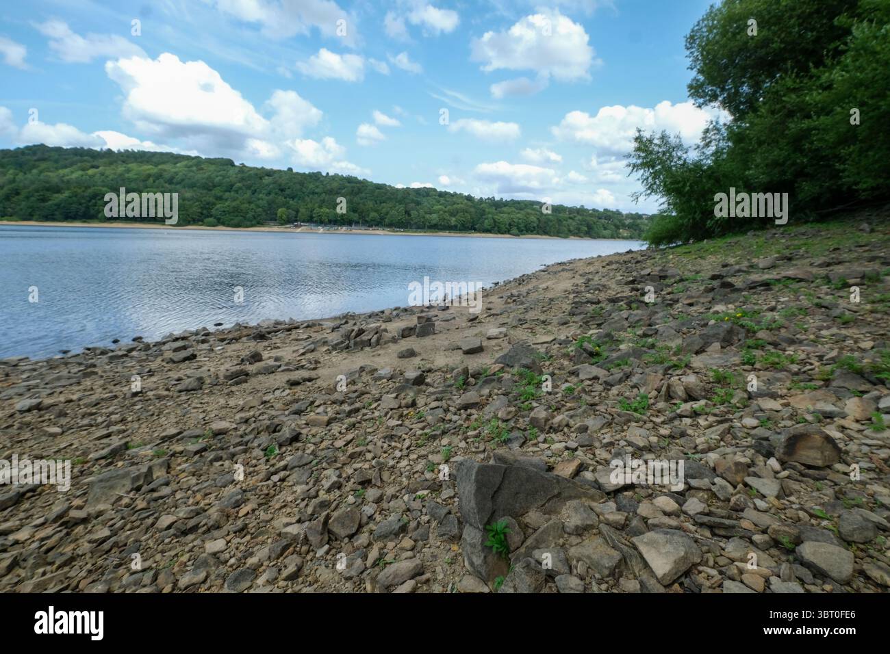 Damflask Reservoir in Sheffield zeigt mehr Küstenlinie als üblich, da ...
