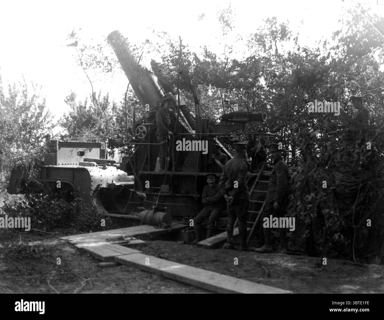 Battle of Albert 12 Inch Howitzer erhöht bereit zum Schießen ...