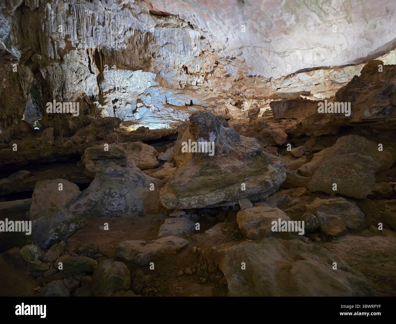 Thien Cung Cave Heavenly Palace Cave of Halong Bay, 4 km entfernt von ...