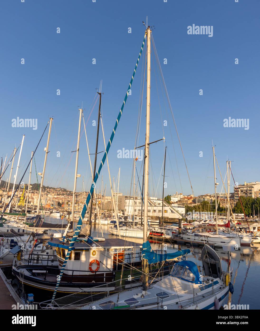 El puerto de Vigo con barcos pesqueros y vistas a la ría. Imagen repräsentativa de la Economía ...