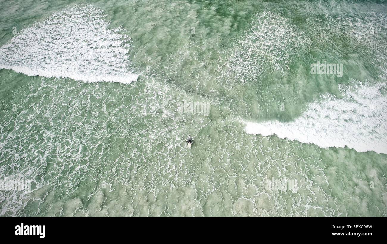 Blue Ocean, Surfer auf die Welle, Areal anzeigen Stockfotografie - Alamy